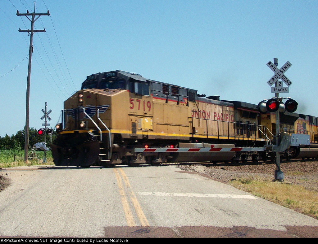UP 5719 westbound UP manifest train